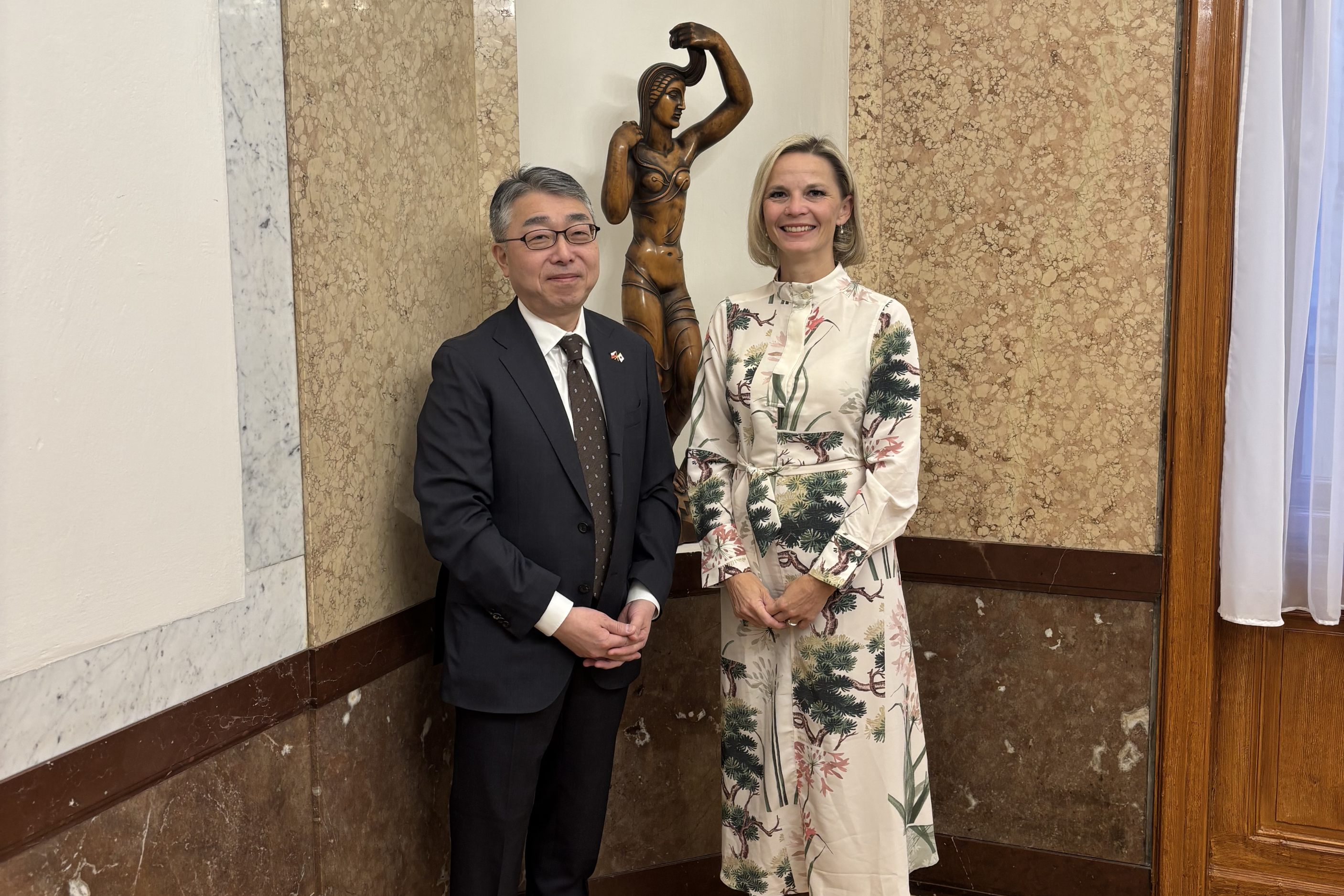 Ministryně Zuzana Mrázová jednala s japonským velvyslancem o ...