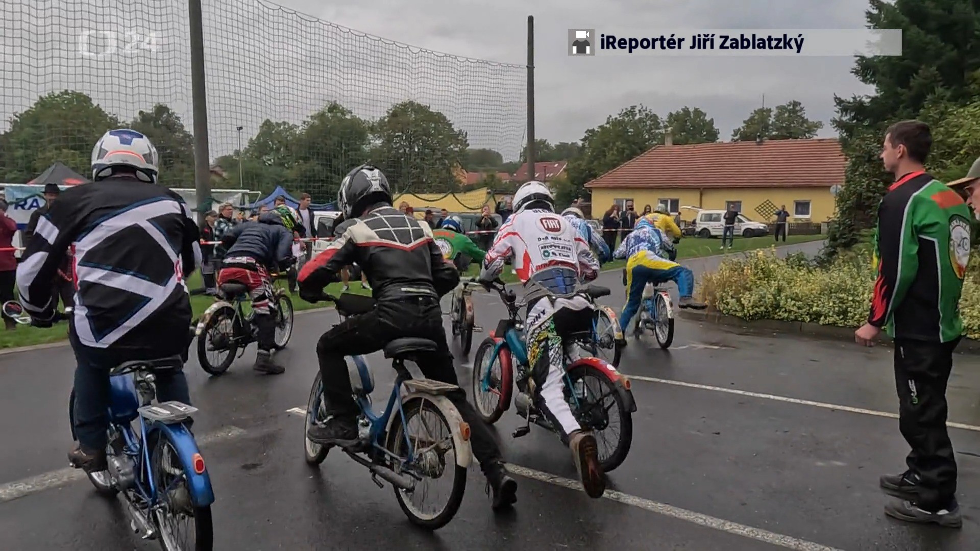 Závody kozích dechů. Dvacet mopedů, lidově zvaných kozí dechy, měřilo v ...