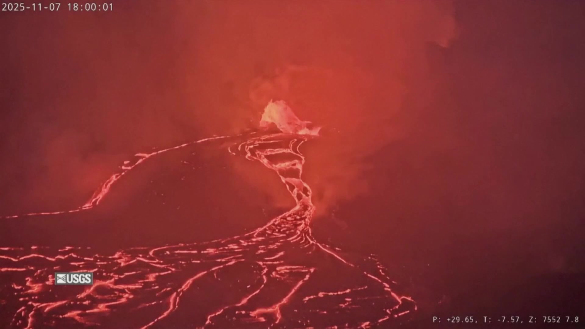Žhavá láva už několikátý den v řadě vytéká z kráteru sopky Kilauea na ...