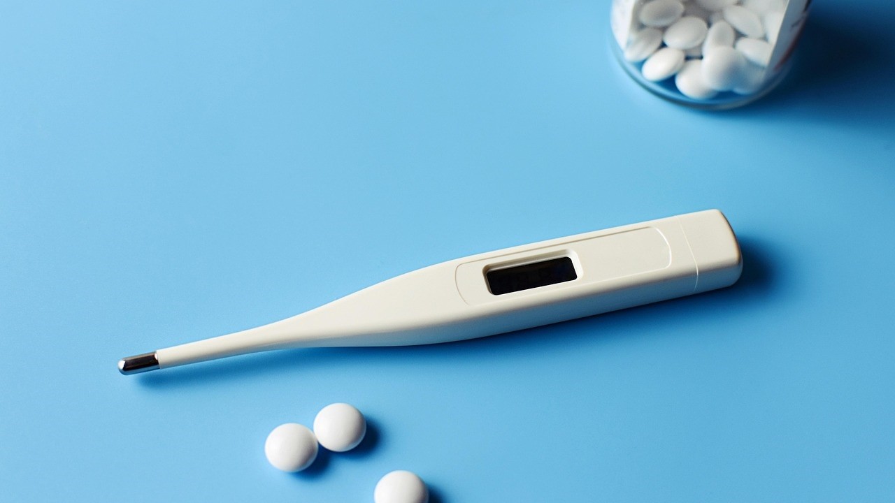 Kolik dostanete v roce 2026 v prvních 14 dnech nemoci? Kalkulačka a ...