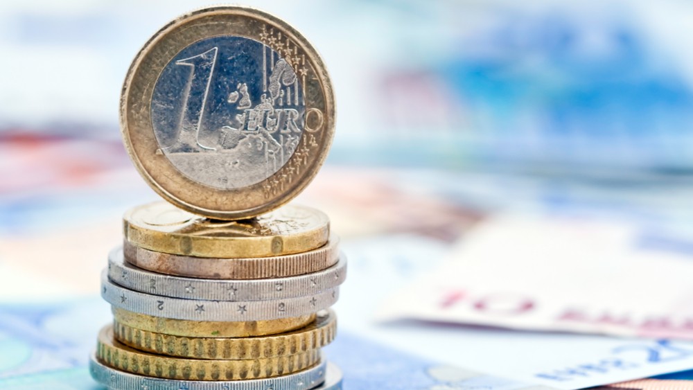 Seasonally adjusted government deficit at 2.7% of GDP in the euro area ...