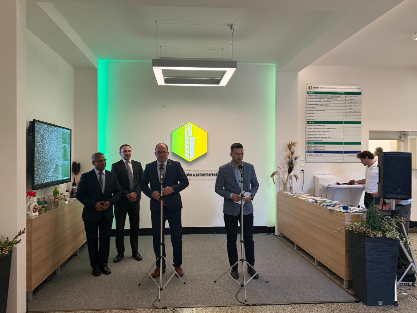 Nový ředitel CARC se dnes ujal úřadu. Chce budovat moderní výzkumné ...