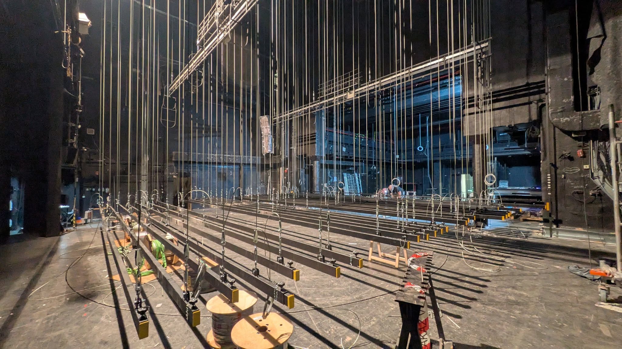 Rekonstrukce jevištních technologií v NDM. Čtyři měsíce trvaly práce na modernizaci jevištních ...