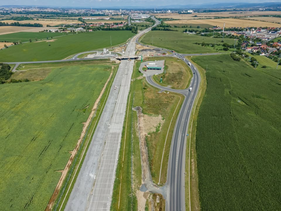 Nová dálnice D55 citelně roste od Olomouce po Kokory, Povrch tu bude ...