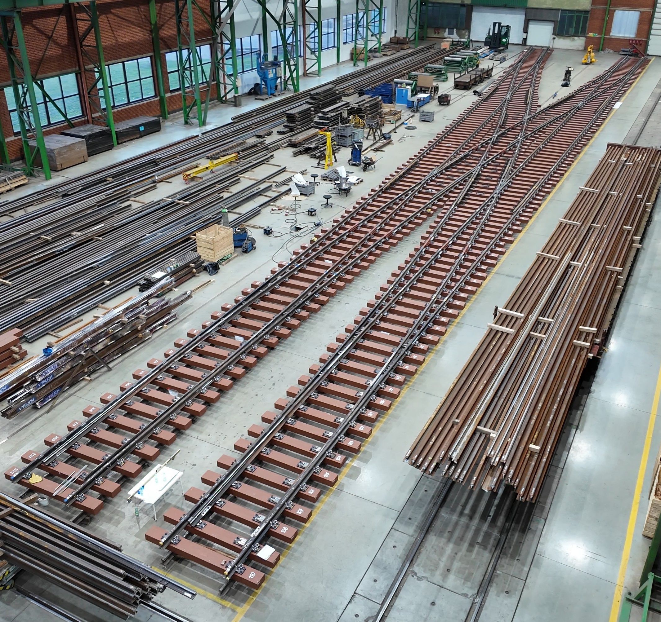 DT – Výhybkárna a strojírna vyrobila dvojitou kolejovou spojku na ...