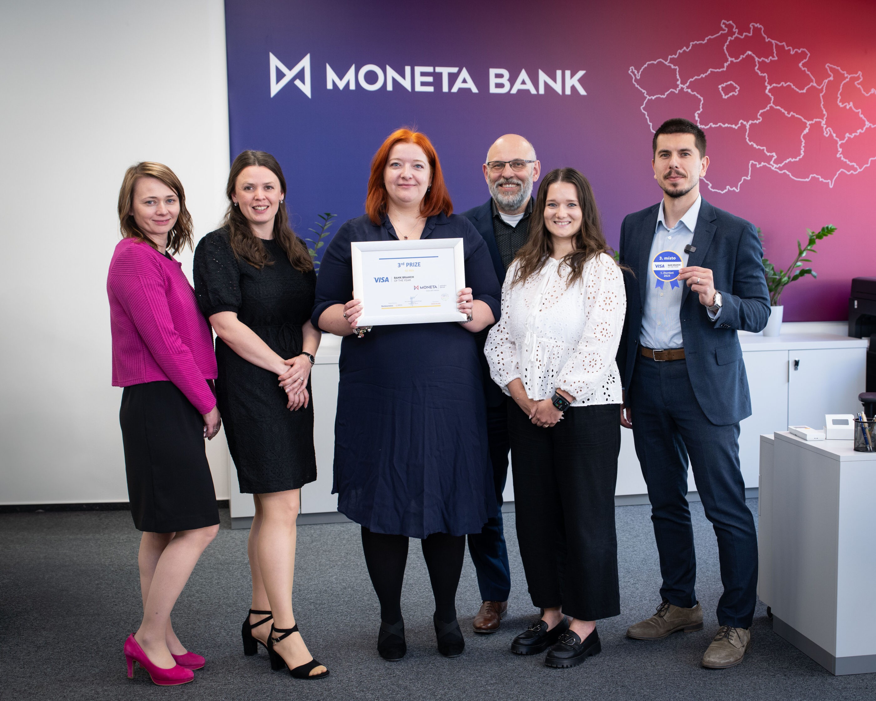 Moneta Money Bank obsadila třetí místo v soutěži Visa Bank Branch of ...