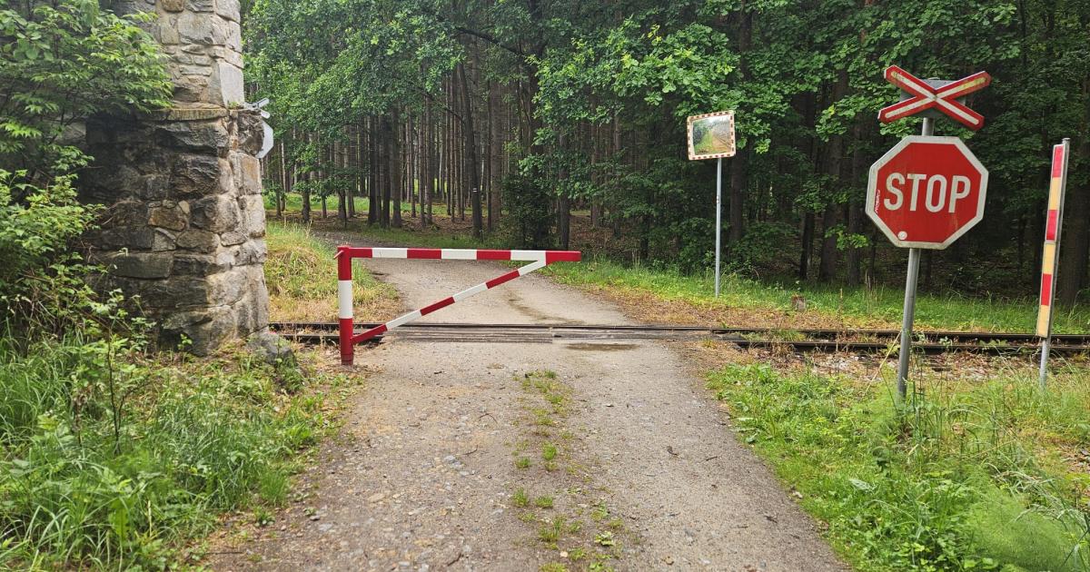 Betonové bloky nebo závora. Dva přejezdy na tratích jindřichohradecké ...