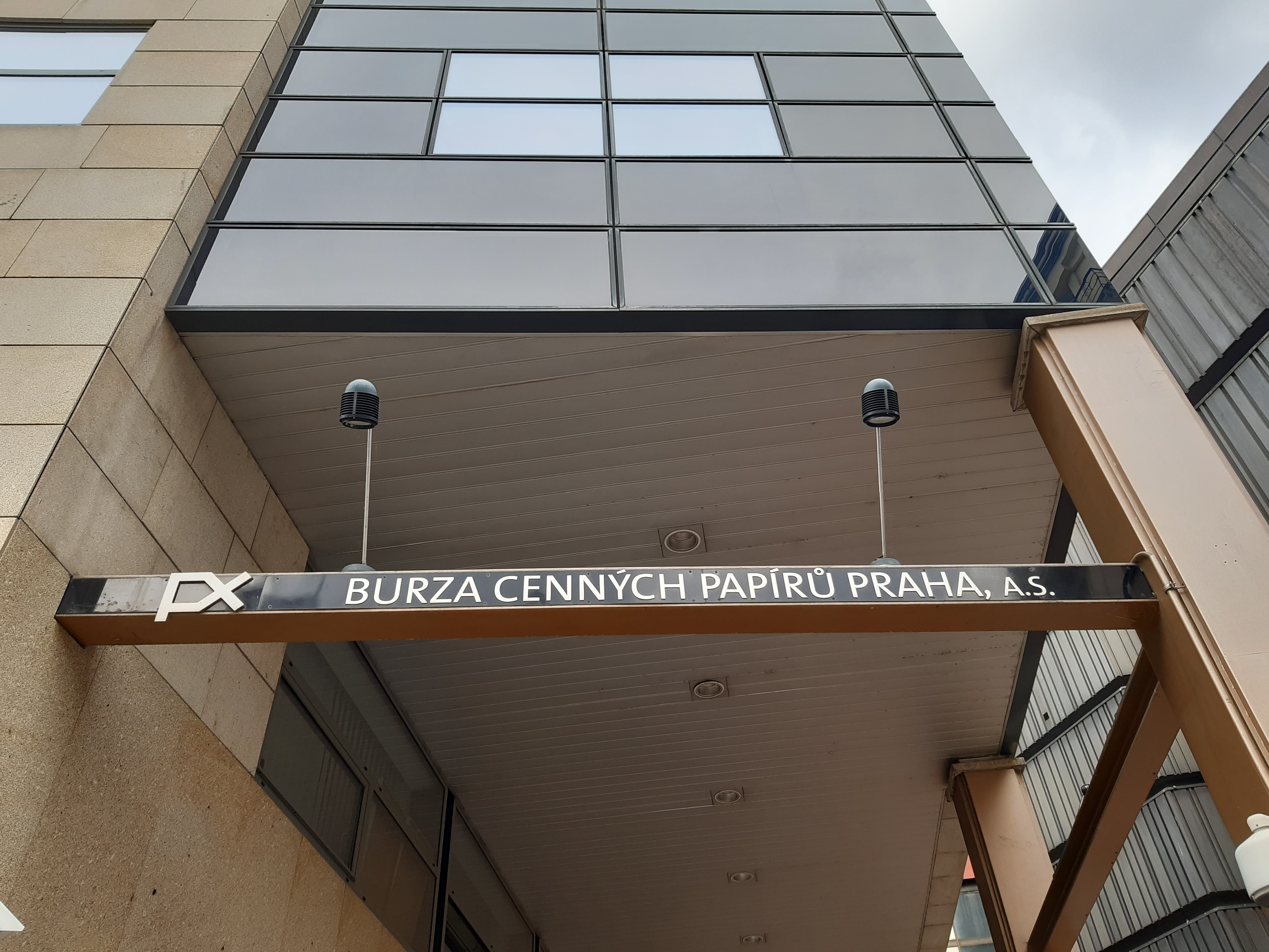 Dividenda od pražské burzy letos akcionářům klesla na 892 korun | Kurzy.cz