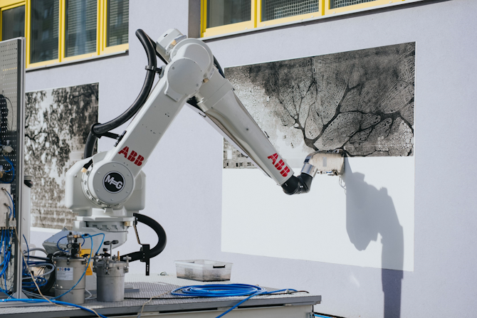Robot ABB vytvořil v Mladé Boleslavi street art podle návrhu AI | Kurzy.cz