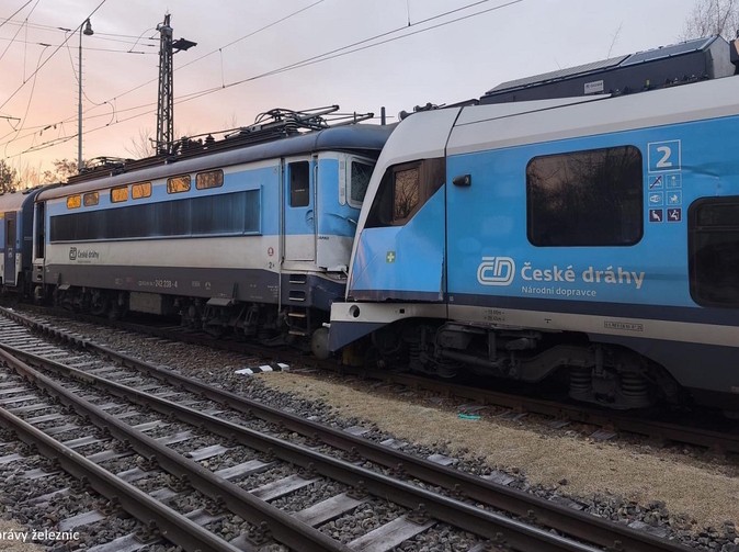 Video: Srážka vlaků si vyžádala desítky zraněných. Škoda 150 milionů ...